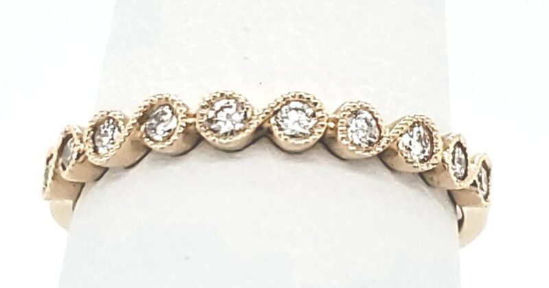 14 Karat Yellow Gold Diamond Band with 10 round diamonds in a swirled ...